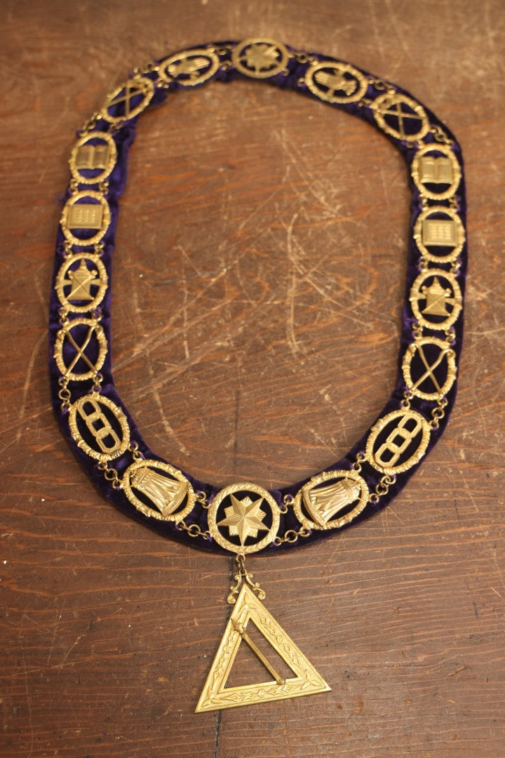 Lot 056 - Antique Odd Fellows I.O.O.F. Purple Chain Collar With Many S ...