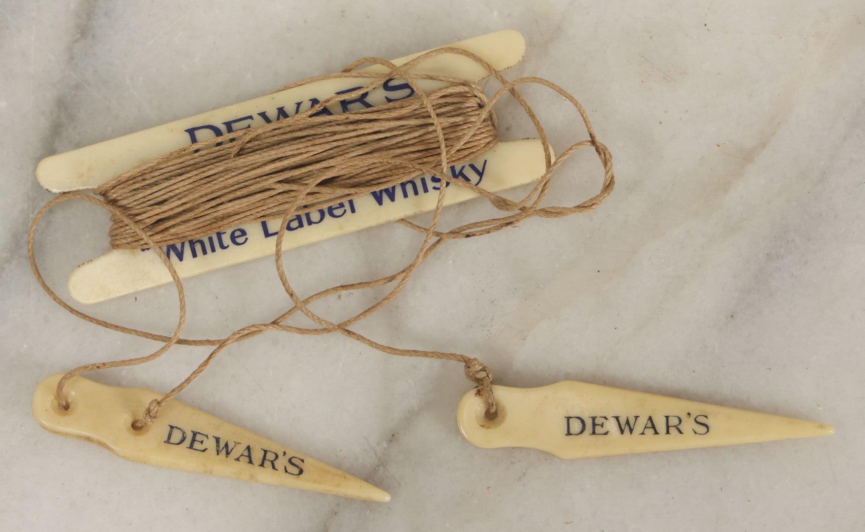 Lot 052 - Vintage Dewar’s White Label Whisky String Holder With Bone T ...